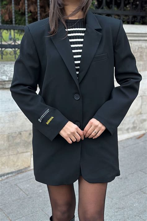 Siyah Kolu Armalı Blazer Ceket