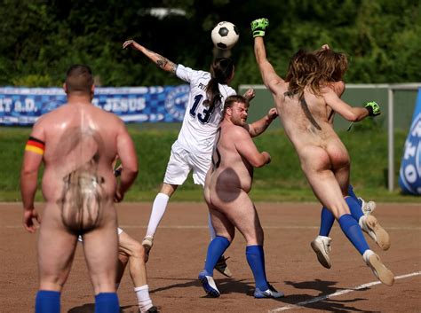 Nude Soccer Team 63 фото