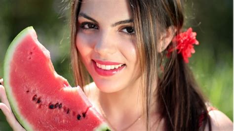 5 Manfaat Buah Semangka Untuk Kecantikan Ampuh Mencerahkan Kulit