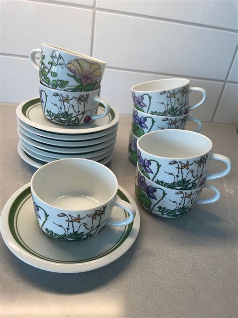 Se produkter som liknar Retro 8 kaffekoppar med fat I på Tradera