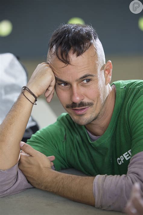 Foto Paulinho Vilhena vive o pintor esquizofrênico Domingos Salvador