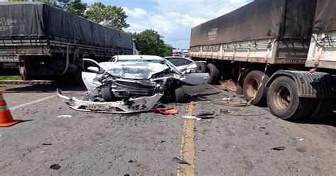 Tragédia Grave acidente entre carreta e carro de passeio deixa 5