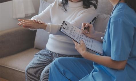 Consejero de salud mental mujer joven durante la sesión de terapia