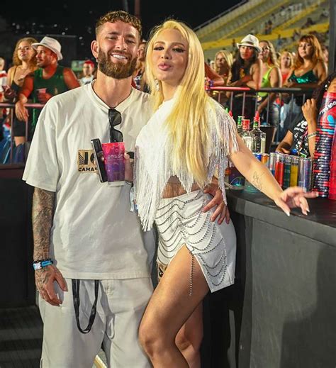 Assumidíssimos Karoline Lima e Léo Pereira curtem Carnaval juntinhos