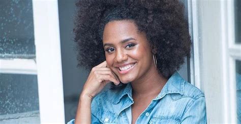 Atriz de Amor de Mãe Jéssica Ellen exibe corpão ao surgir de biquíni
