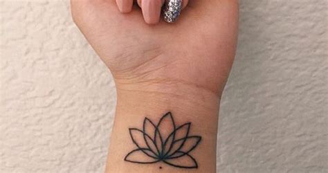 極簡主義蓮花紋身精緻和微妙的樣本