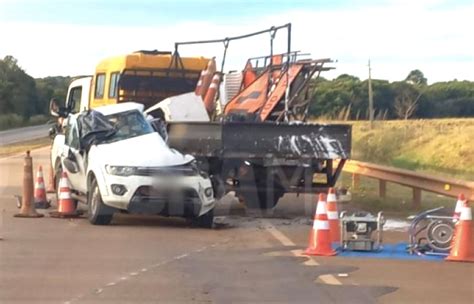 Acidente Entre Caminhonete E Caminh O Na Br Em Mato Grosso Homem