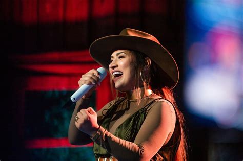 Simone Mendes inicia fase solo clipe em 1 lugar e lança vídeo de