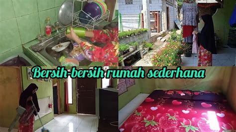 BERSIH BERSIH RUMAH NYUCI KEGIATAN IBU RUMAH TANGGA DI RUMAH