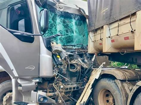 Grave acidente envolve dois caminhões e uma carreta em Videira Rádio