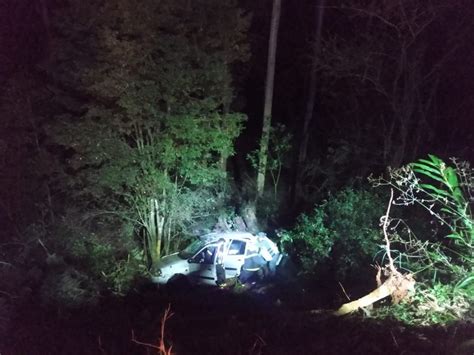 Carro Capota E Cai Em Barranco De 15 Metros ClicRDC