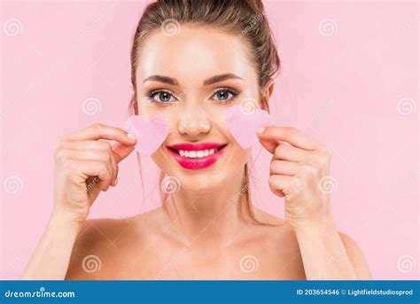 Mujer Hermosa Desnuda Feliz Con Labios Rosados Foto De Archivo Imagen