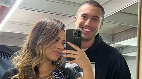 Noivo de Lexa volta ao Brasil após pedido de casamento e cantora revela