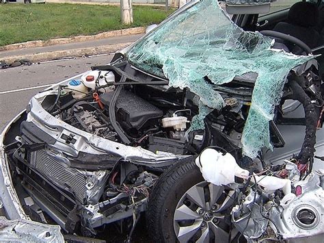 Repórter News Notícia Carro fica completamente destruído após bater