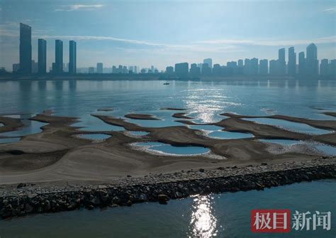 极目新闻长江武汉段进入枯水期江底都露出来了