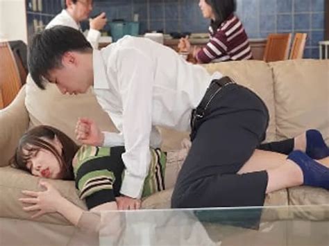 Em chỉ đút vào 1cm thôi mà chị VLXX