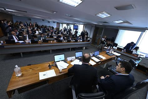 CCJ do Senado aprova PEC da Transição R 198 bilhões fora do teto