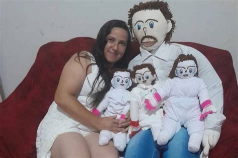 Así como lo lee mujer que se casó con un muñeco de trapo dice que su