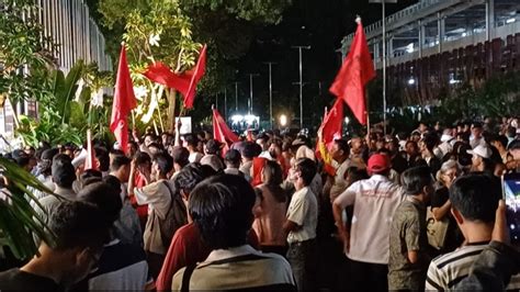 Momen Ratusan Pendukung Prabowo Gibran Nyanyikan Yel Yel Di Depan JCC