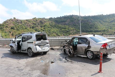 Hafif ticari araç ile otomobil kafa kafaya çarpıştı 5 yaralı