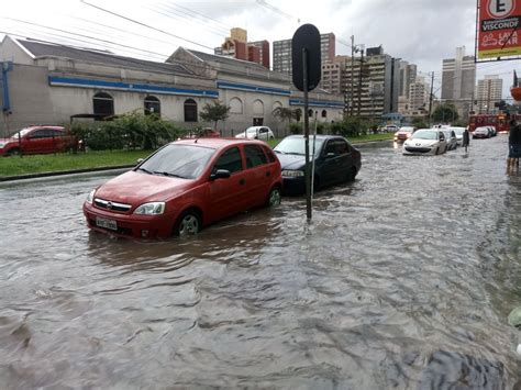 Chuva alaga ruas em Curitiba e deixa desalojados na Região