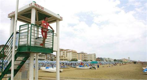 Jesolo Tragedia In Vacanza Pochi Passi In Acqua Poi Il Malore