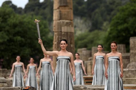 Llama olímpica va rumbo a París 2024 tras ser encendida en Grecia En