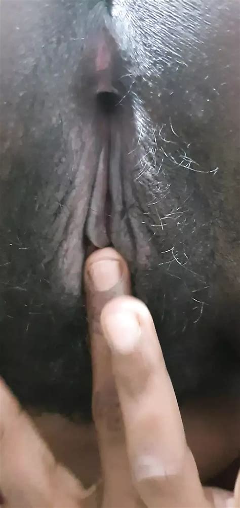 드레스를 벗고 드레스를 입은 털이 무성한 인도 엄마 xHamster