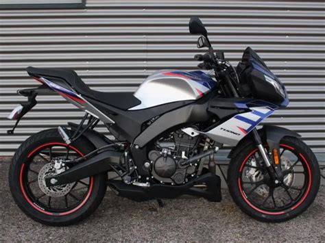 Aprilia Tuono Naked Bike in Blau neu in Bechhofen für 4 650