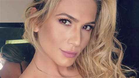 De biquíni Lívia Andrade aposta na saída de praia transparente