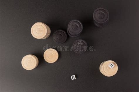 Backgammon Juego De Mesa Dados Blancos Y Fichas Blancas Y Negras Para