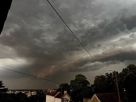 Météo Pluies diluviennes grosses rafales de vent et grêlons énormes