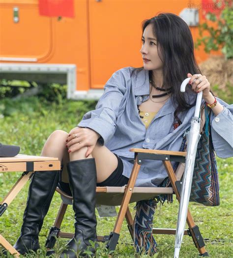 花儿与少年杨幂细美腿穿长皮靴夹腿坐姿6 6 图片 名腿网