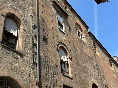 Cremona Sera Perfino Tende Strappate In Palazzo Comunale La Casa Dei