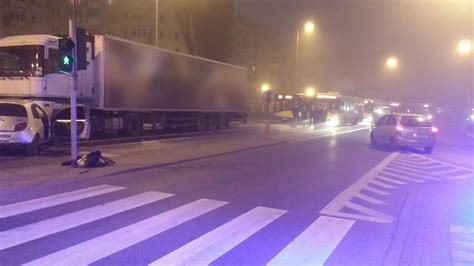 Wjechał pod prąd uderzył w tira Prowadził bez prawa jazdy TVN Warszawa