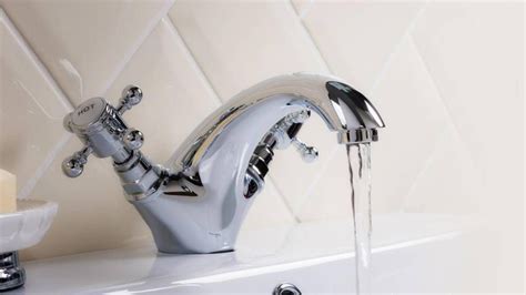 El truco de limpieza para que las juntas de los azulejos del baño estén