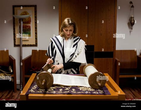 Ukrainische Rabbinerin Alina Treiger Steht In Der Synagoge Des Abraham Geiger Instituts In