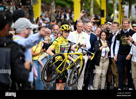 Paris France 23 Juillet 2023 Jonas Vingegaard Jumbo Visma Avec Le