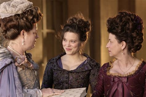 Léa Seydoux Sorride Dolcemente In Una Scena Del Film Les Adieux à La Reine 228176 Movieplayerit