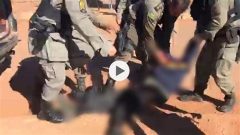 Aos Gritos Policiais Comemoram Morte De L Zaro Barbosa Veja V Deo
