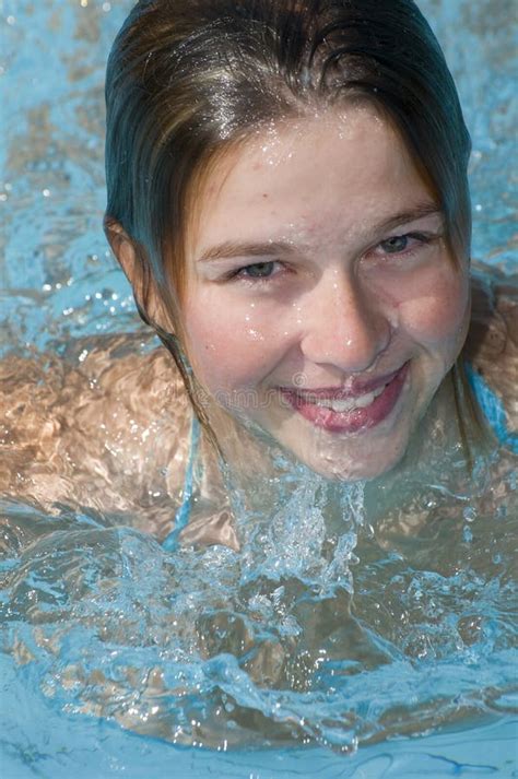 Fille Avec La Bouche Et Nez Sous L Eau Dans La Piscine Image Stock