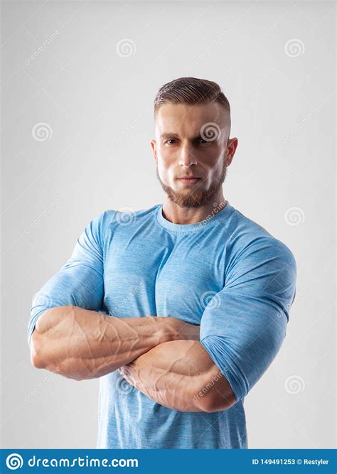 Retrato De Un Modelo Masculino Muscular En El Fondo Blanco Imagen De
