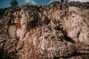 Artista peruano talla a los dioses andinos en las montañas de Cuzco