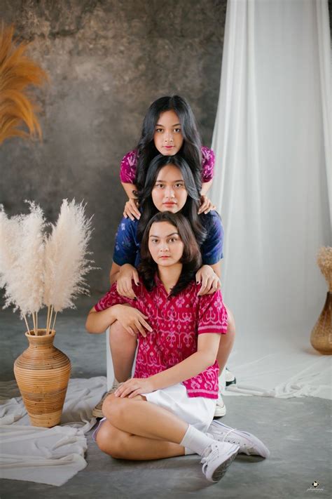 Pin On Sketsa Tubuh In Group Photos Poses Photo