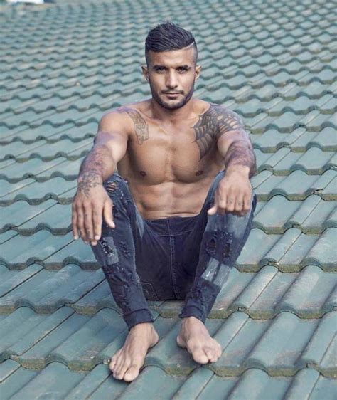 Pin On Hot Guys In Bare Feet