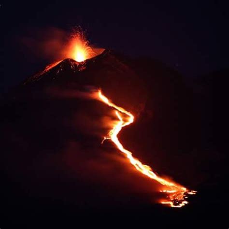 Etna eruzione sempre più forte boati tremori ed esplosioni continue