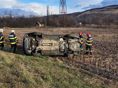 Accident rutier la Baia de Arieș O șoferiță s a răsturnat cu