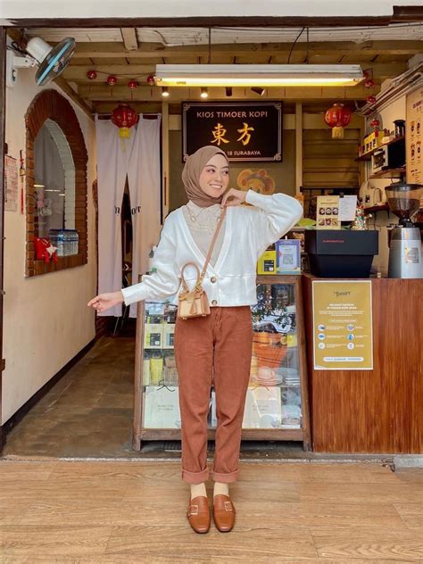 10 OOTD Hijab Dengan Knitwear Ala Meirani Amalia Putri