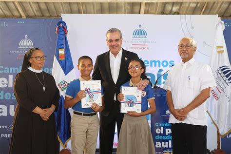 Presidente Abinader encabeza entrega último libro impreso del MINERD y