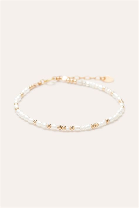 Le bracelet Queen Grain de riz est composé d un enfilage aléatoire de